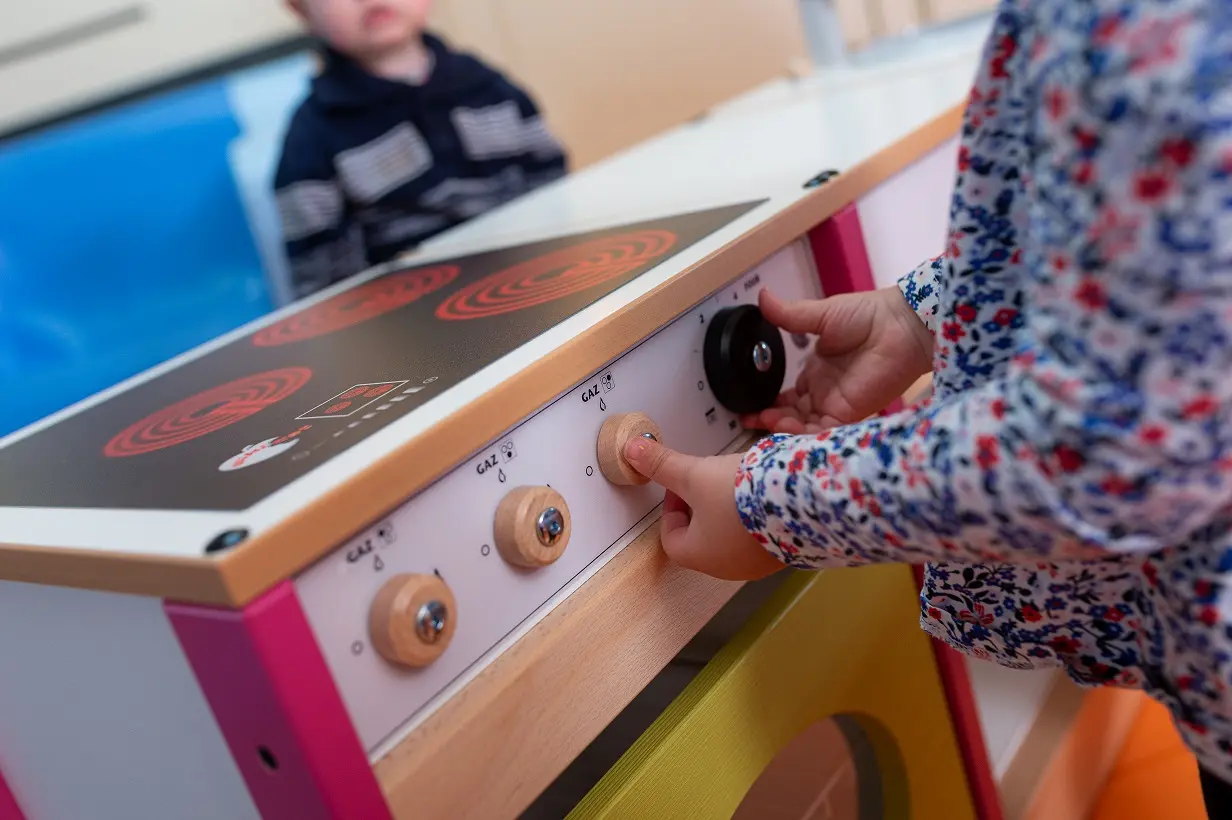 Jeux d’imitation en crèche : un outil essentiel pour le développement de l’enfant